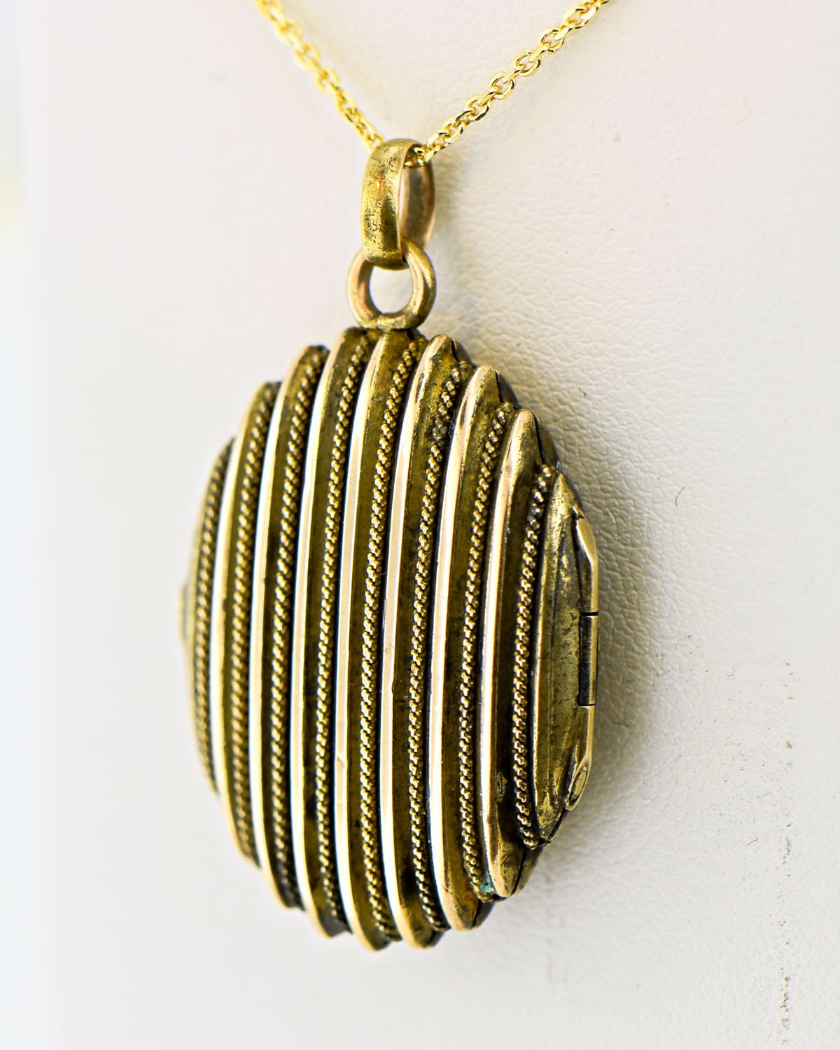Vintage Gold Photo Locket with Intricate Ribbed Details | Exquisite ...