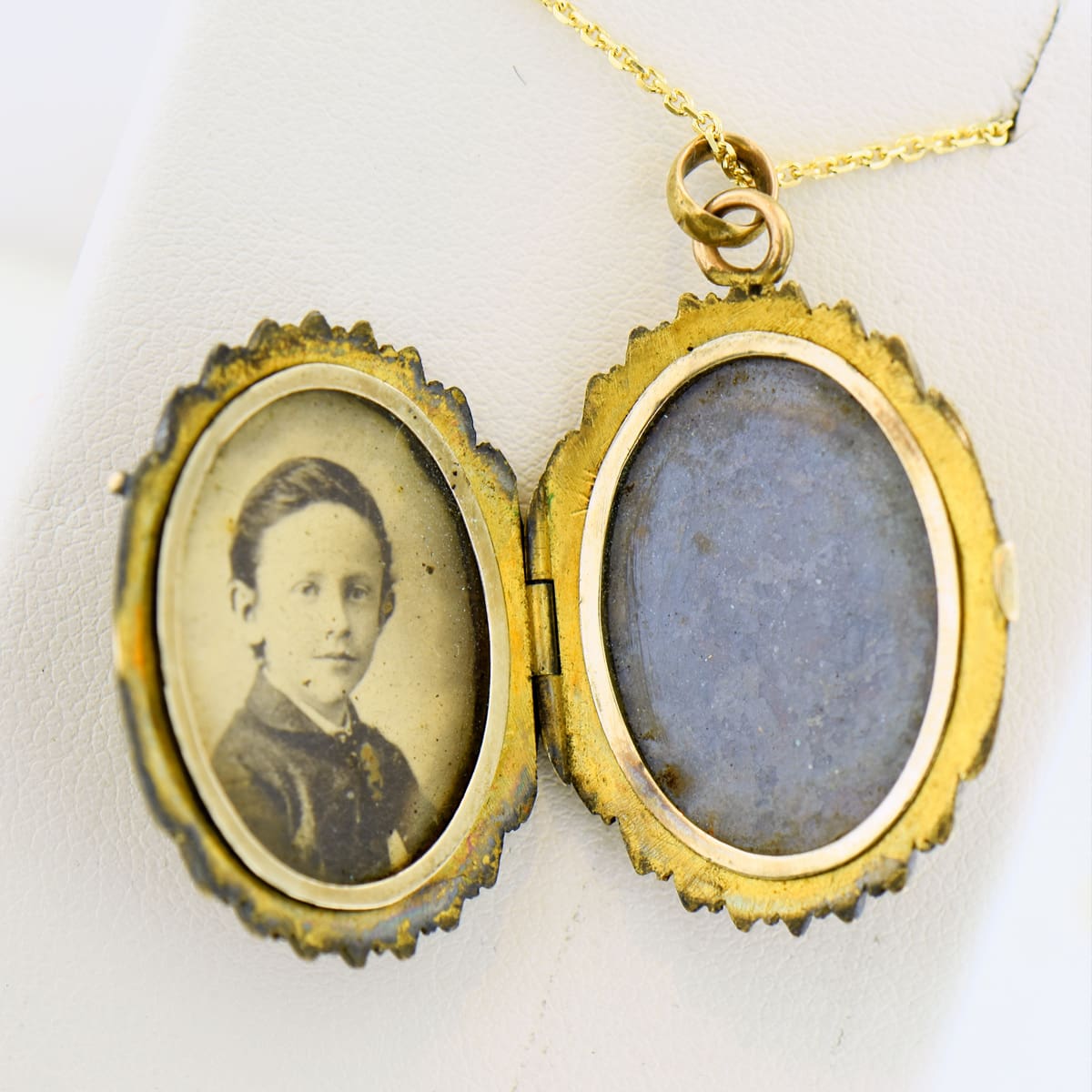 Vintage Gold Photo Locket with Intricate Ribbed Details | Exquisite ...